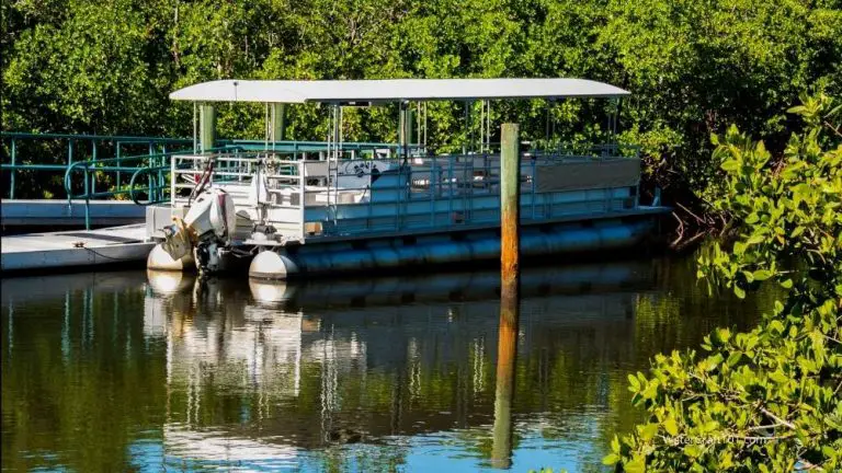 How To Safely Dock a Pontoon Boat (11 Pro Tips) - WaterCraft 101