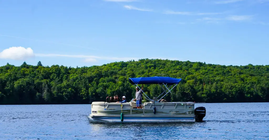 Pontoon Boat with Inboard Motor (Exploring the Pros & Cons of Pontoons ...