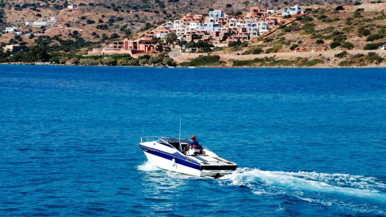 Sailboat vs. Powerboat: Which Is the Give-Way Vessel? Understanding ...
