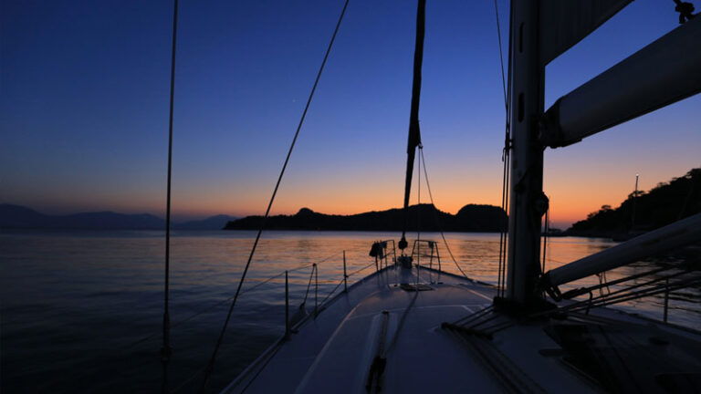 What Do Red and Green Lights on a Boat Mean? Tips for Safe Boating at ...